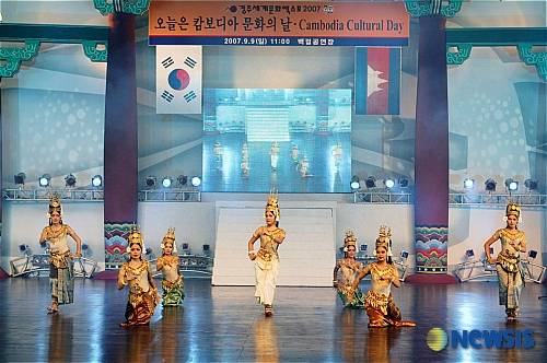 오늘은 캄보디아 날 전통무용 압사라 댄스 공연