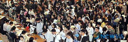 길게 늘어선 공립 중등교사 시험 응시자들