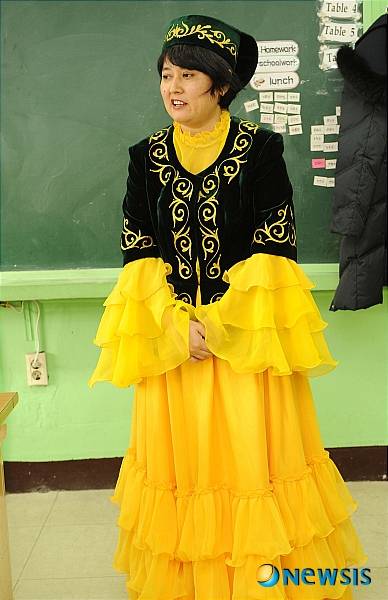 전통의상 입고 수업하는 카자흐스탄 다문화 강사