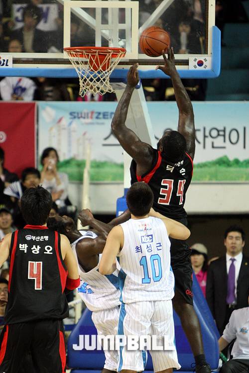 '딕슨 결승자유투' KT, KCC 잡고 2위 수성