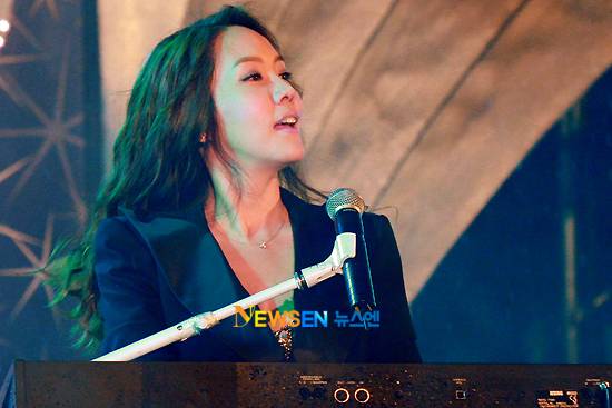 [포토엔]나는 전설이다 김정은 비바람에도 굴하지 않는 청순함
