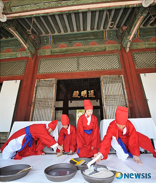 창경궁 한지 옷 입는 날