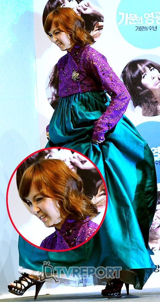 T포토 김지우 킬힐 신고 일그러진 얼굴