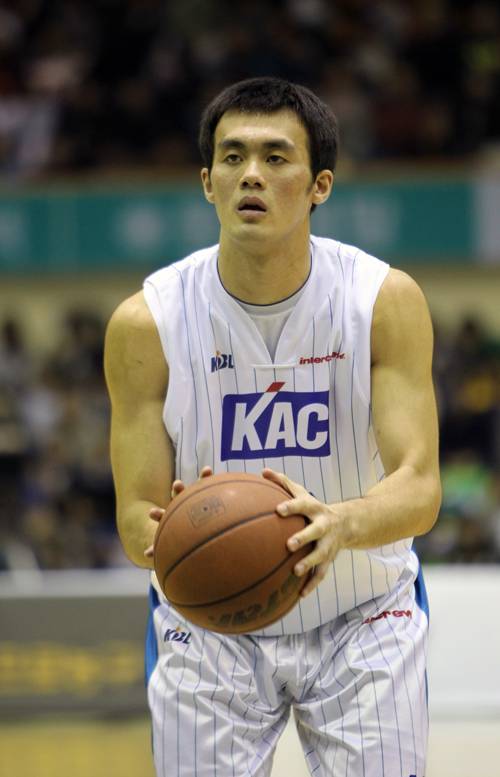 '김태홍 20점' KCC, KT전 시즌 첫 승..공동 3위 도약