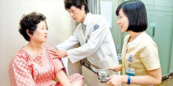 건강한 인생 중년에 찾아온 퇴행성 허리디스크수술 없이 고친다