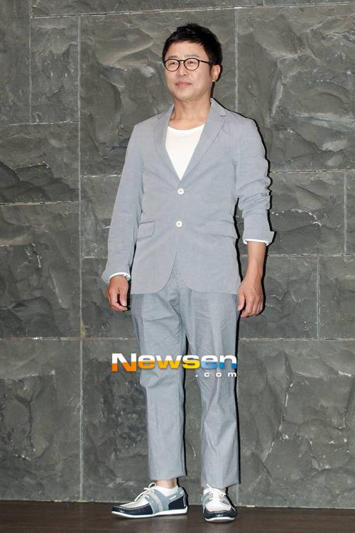 포토엔 이문식 한쪽 팔만 걷어올린 언밸런스 패션