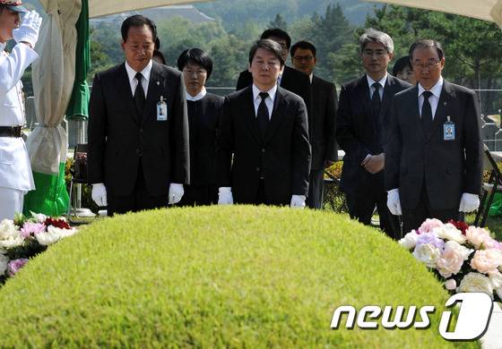 사진 안철수 후보 박태준 명예회장 묘소 참배