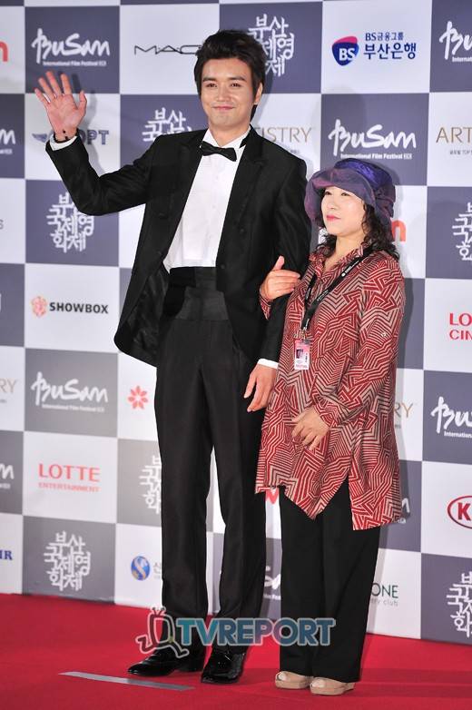 [T포토 l 홍도윤] "감독님과 함께 왔어요"(BIFF 17th)