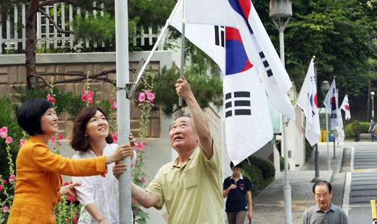 꽃보다 태극기 한 달 내내 100개 거는 아파트