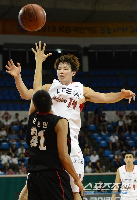 SK, KCC전 졸전 후 똘똘 뭉쳤다