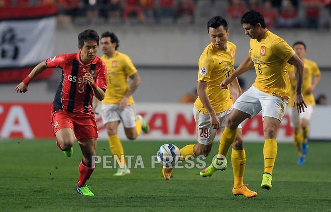 포토 엘케슨의 패스에 달려드는 이웅희 Afc 챔피언스리그 H조 Fc 서울 Vs 광저우 에버그란데