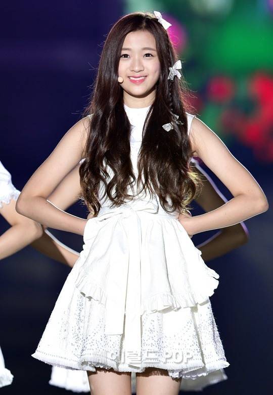 포토 에이프릴 진솔 깜찍한 보조개 미소
