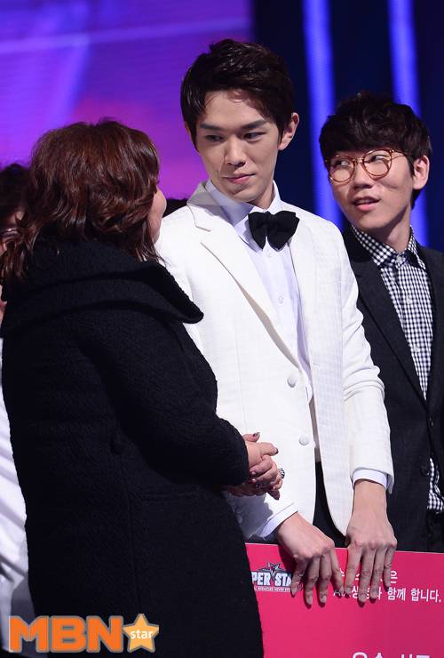 케빈오, '엄마 옆에 선 아들, 따뜻한 눈빛' [MBN포토]