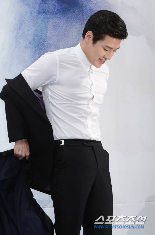 포토 강하늘 터질 듯한 셔츠 단추