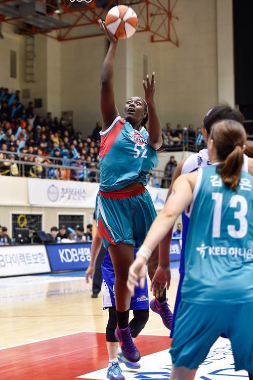 '첼시 리 맹활약' KEB하나은행, KDB생명 꺾고 3연패 탈출