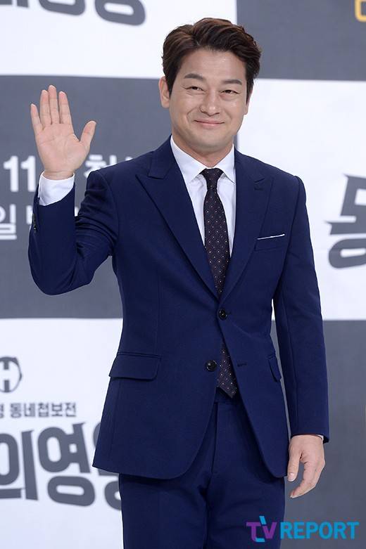 T포토 조성하 꽃중년의 멋진 손인사동네의 영웅