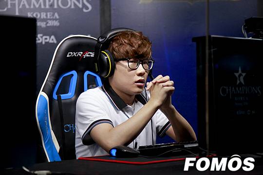 포토 두 손 모아 승리 기원하는 플로리스 성연준