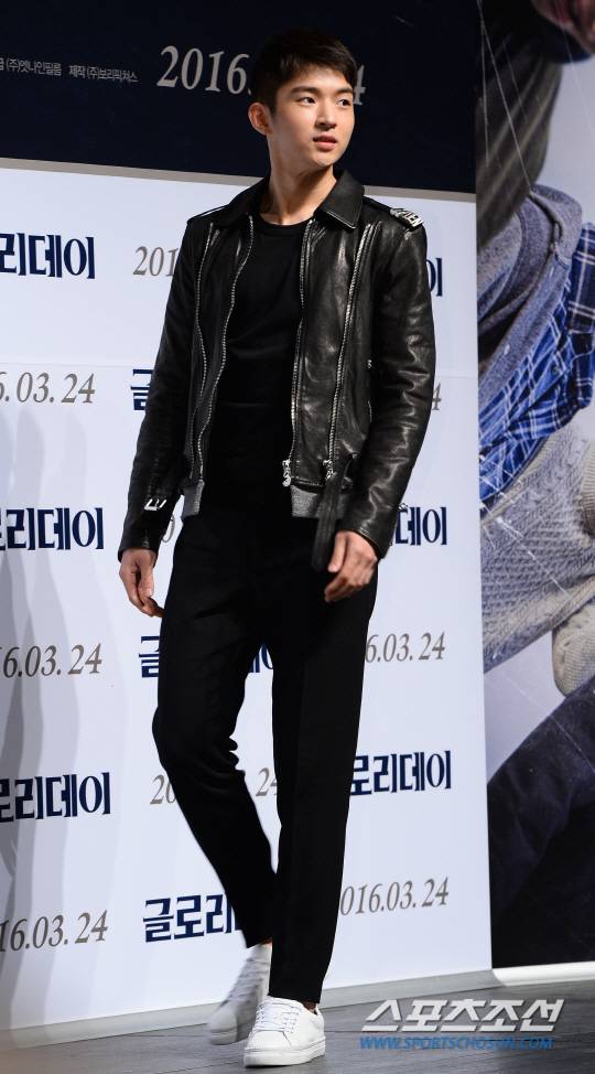 포토 김희찬 멋진 가죽자켓 선보이며