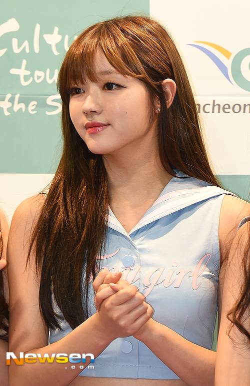 포토엔 오마이걸 유아 두 손 모은 포즈