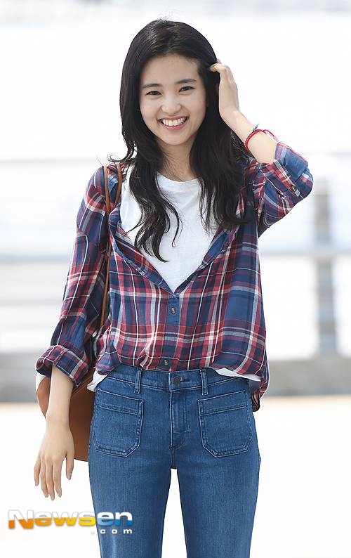 포토엔 김태리 머리 살짝 올리고 갈게요