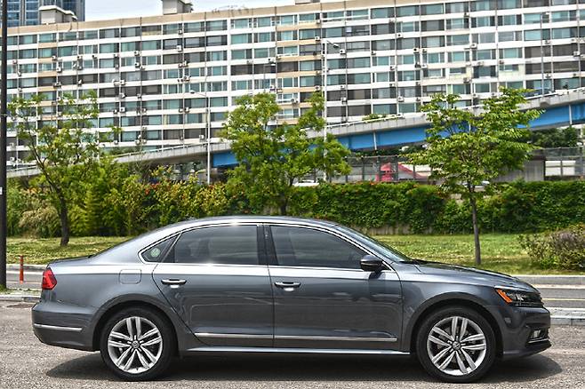 포토 폭스바겐 더 뉴 파사트 18 Tsi 시승 더욱 길어 보이게 연출한 더 뉴 파사트의 측면