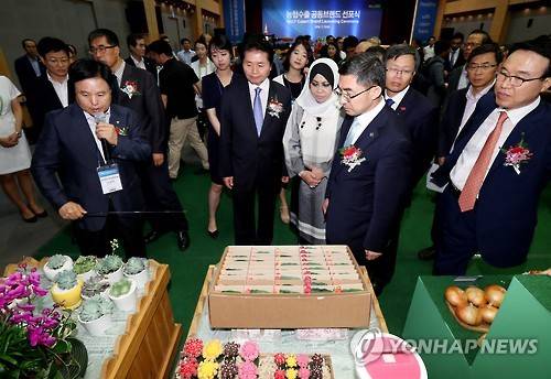 주요 수출품 살펴보는 김병원 회장