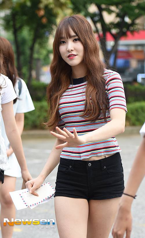 포토엔 여자친구 유주 팬 향해 손인사