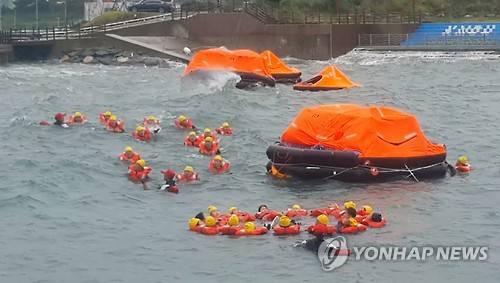 해양대 학생들 해양생존·인명구조 훈련