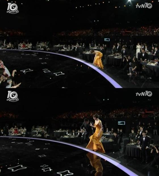 'tvn 시상식' 김혜수 꽈당에 유해진 반응은? '멈칫'