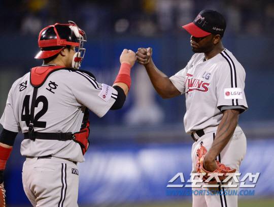 [포토] 정상호 '소사 잘 던졌어!'