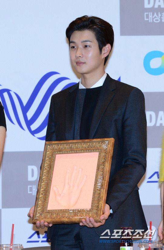 포토 최우식 청룡영화상 핸드프린팅 자랑스럽게
