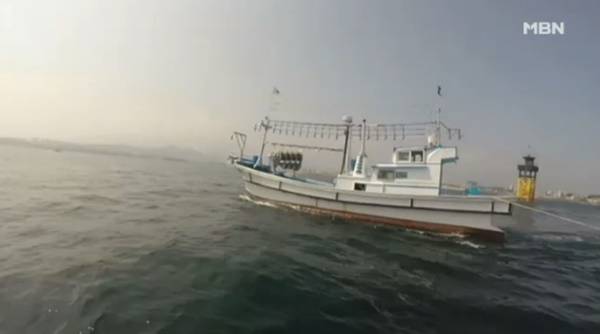 진도 해안서 어선 전복..선원 5명 모두 구조