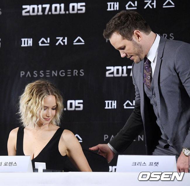사진 크리스 프랫제니퍼 로렌스의 의자를 빼주며