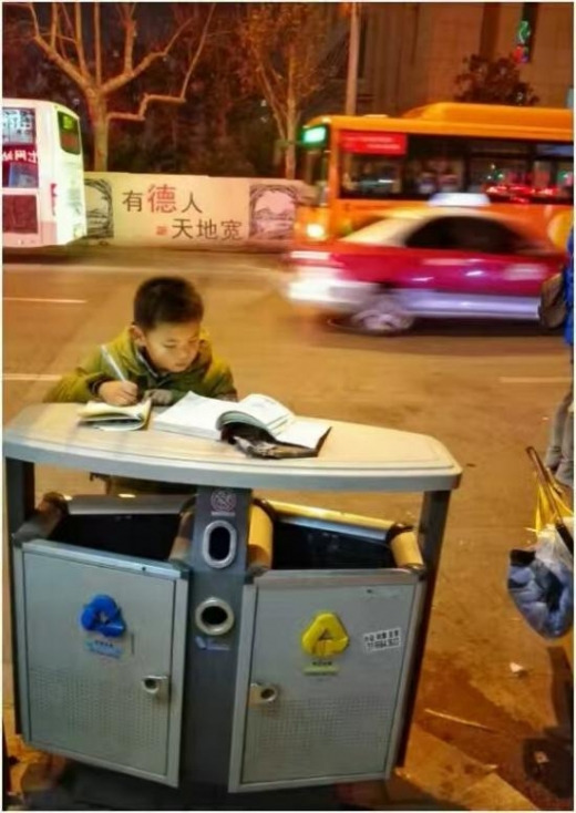 길거리 쓰레기통 책상 삼아 공부하는 中소년 화제