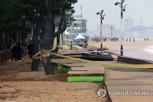 파도에 부서진 속초해변 산책로