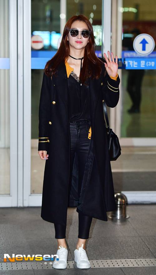 포토엔 장희진 롱코트속 초밀착 레깅스 패션공항패션