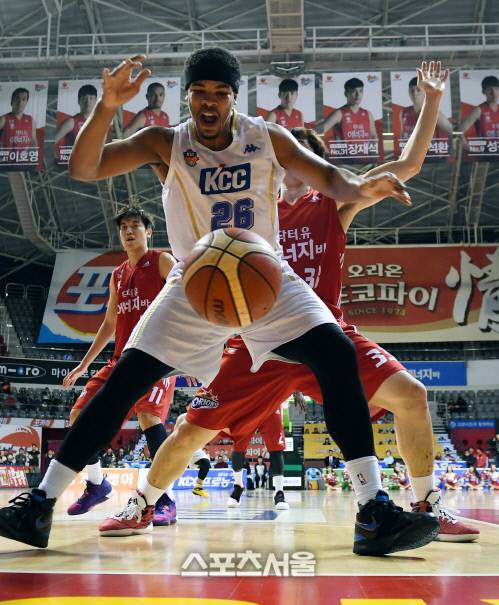 [SS포토]볼 놓친 KCC 와이즈(오리온-KCC)