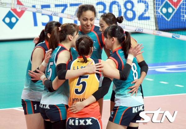 '서브 폭격' GS, 2위 IBK의 선두 탈환 저지