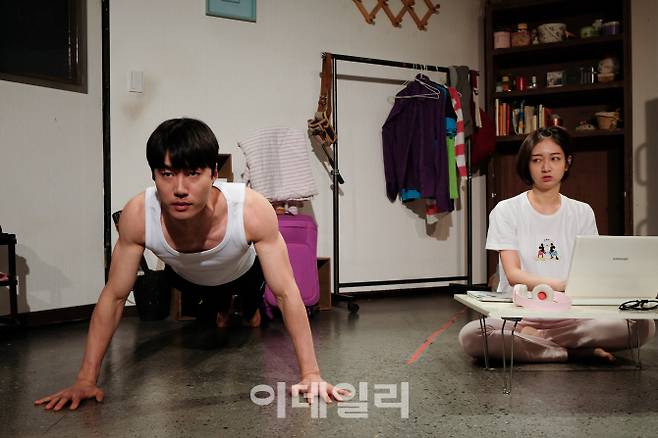 스테디셀러 연극 옥탑방 고양이 2년 만에 부산에
