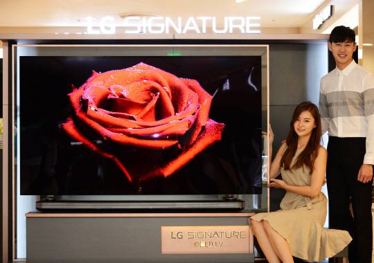 '중형차 1대값' TV 나온다.. LG '77인치 OLED' 출시