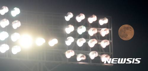 붉은 빛 보이는 보름달