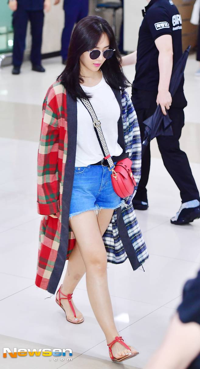 포토엔hd 소녀시대 유리 한여름 땀띠 날것 같은 롱코트공항패션