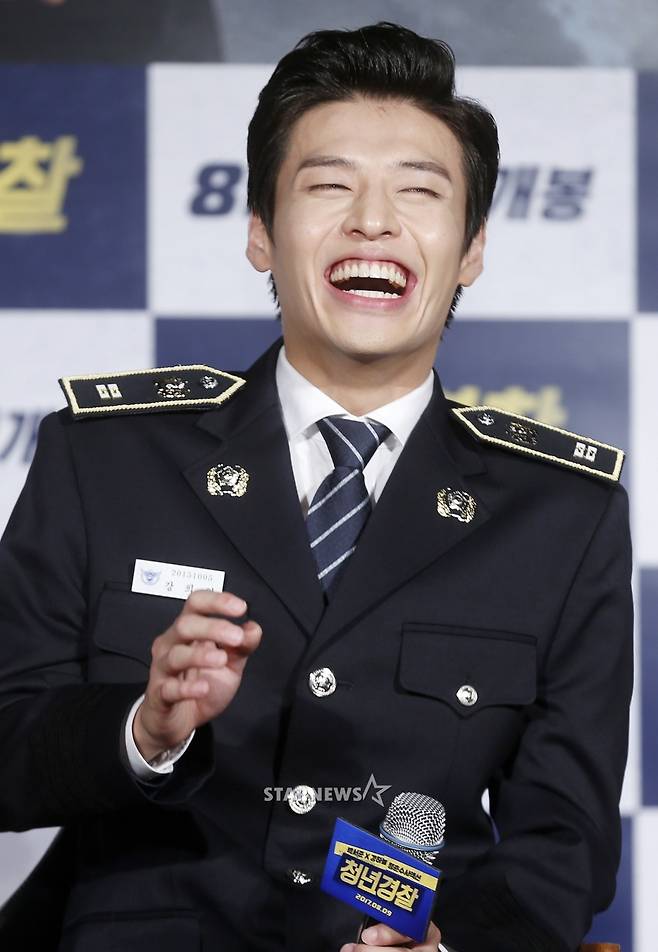포토 강하늘 너무 즐거워 함박 웃음