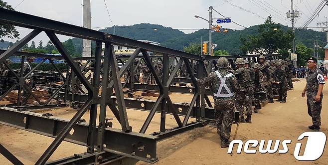 폭우 피해지역 임시교량 설치하는 공병대