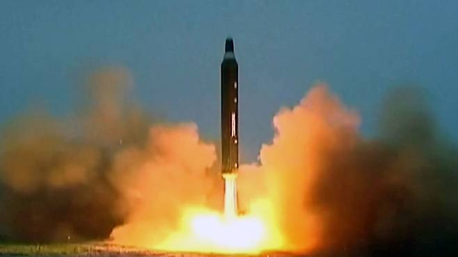 [속보] "日정부 관계자, 北미사일 ICBM으로 추정"