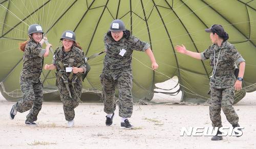 낙하산을 메고 달린다