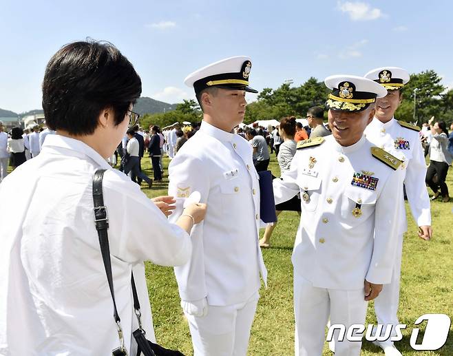 신임 하사 격려하는 윤정상 해군교육사령관