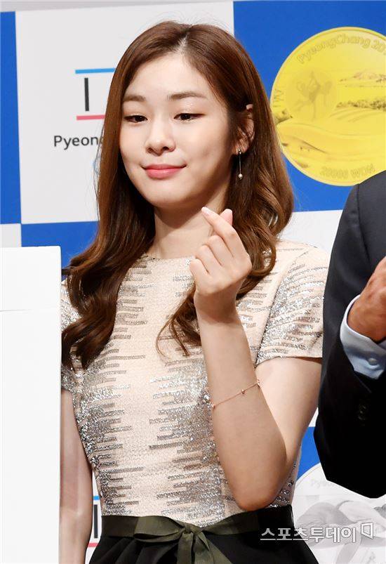 St포토 김연아 피겨여왕의 수줍은 하트