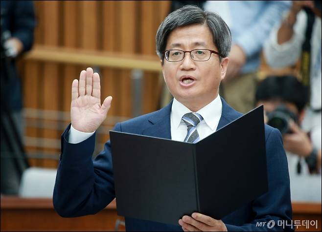 사진 선서하는 김명수 대법원장 후보자