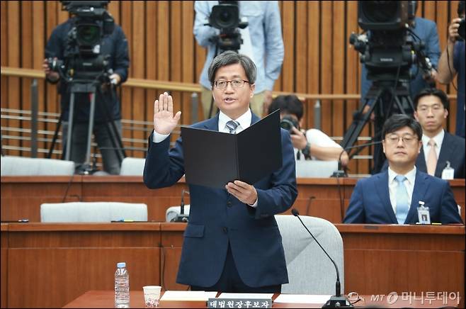 사진 검증대 선 김명수 대법원장 후보자